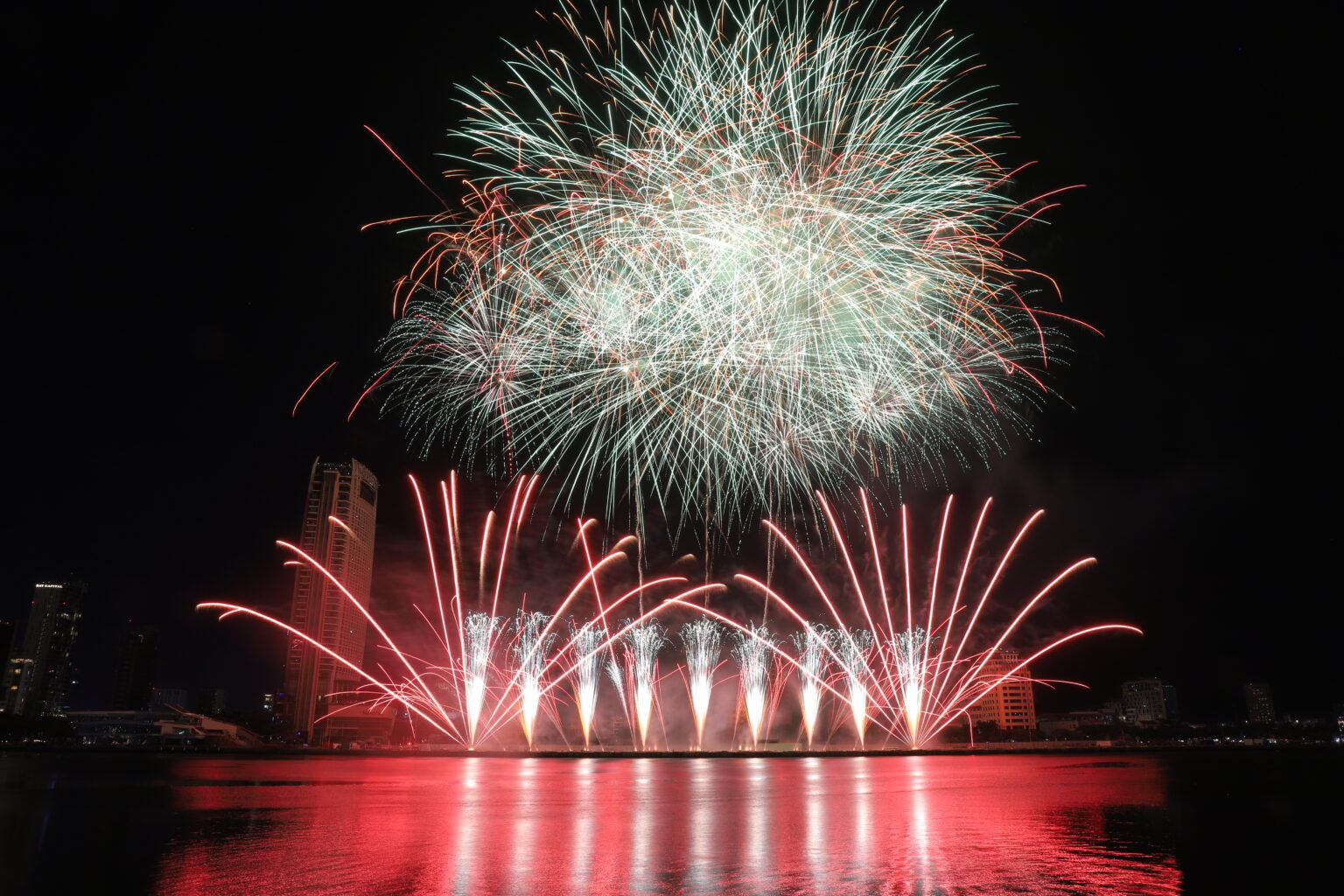 Lễ hội pháo hoa quốc tế Đà Nẵng DIFF 2025 có giá vé từ 1.000.000 đồng ...